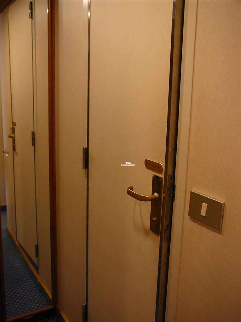 Golden Princess Cabin E729