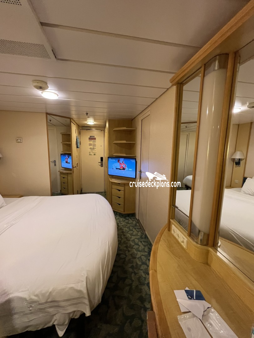 Independence of the Seas Promenade View Interior Details and Pictures
