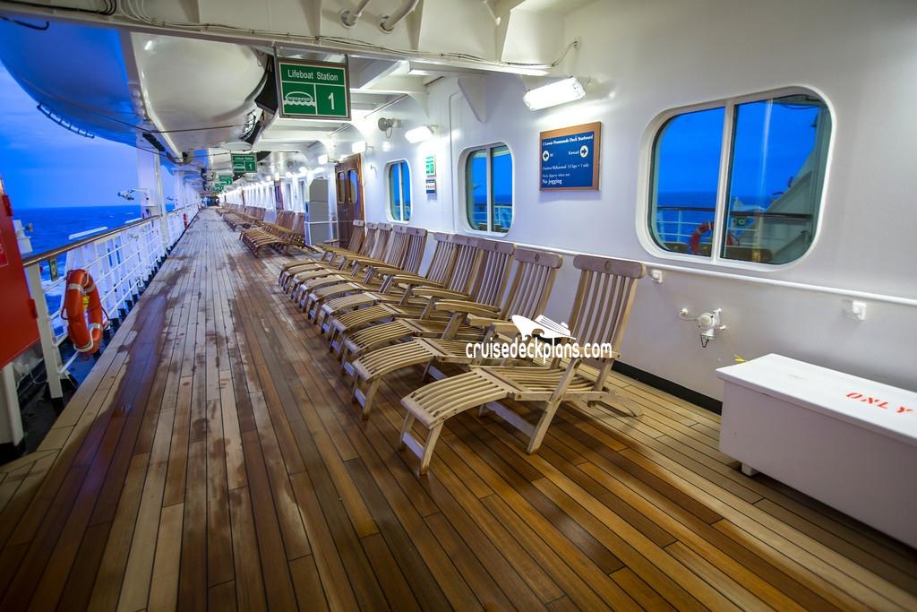 Volendam Exterior Promenade Pictures