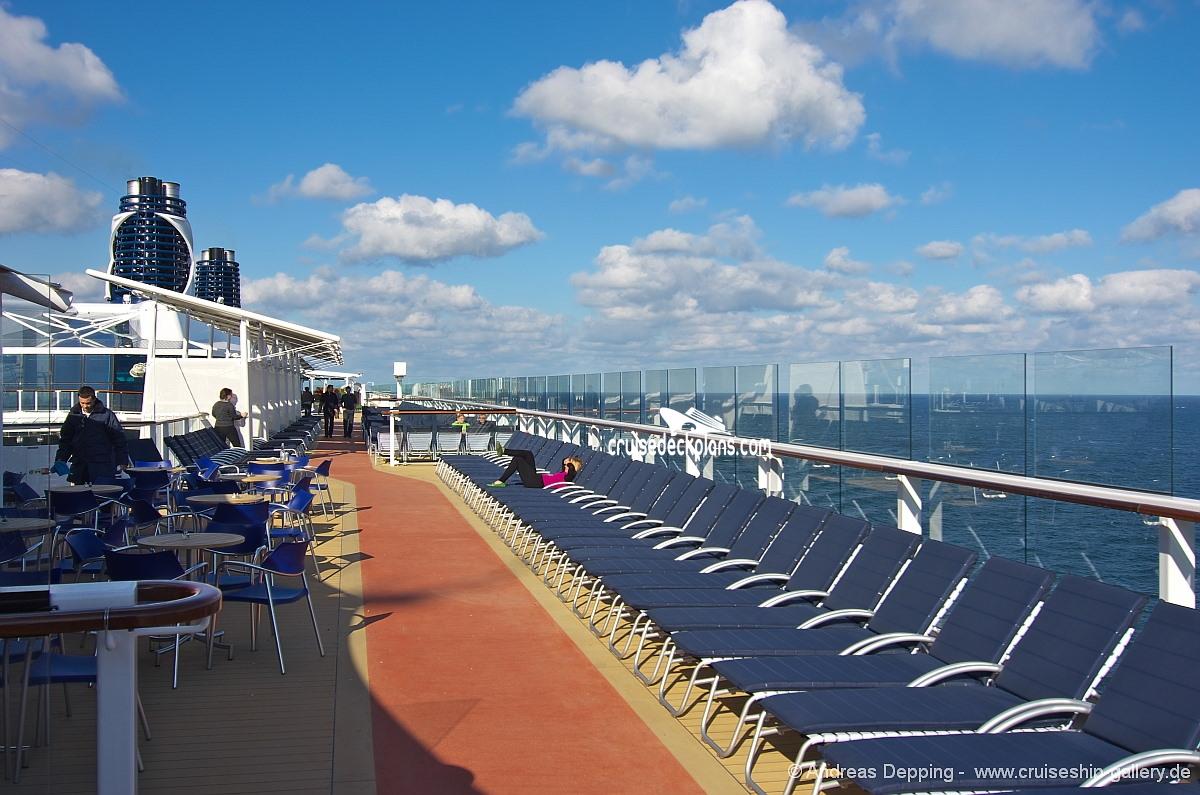 Celebrity Reflection Jogging Track Pictures
