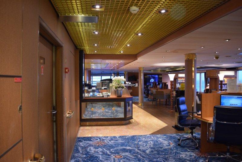 Zuiderdam Explorations Cafe Pictures